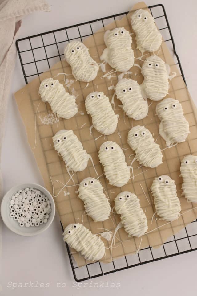 Easy Mummy Cookies: The Perfect Halloween Party Snack - Sparkles to ...