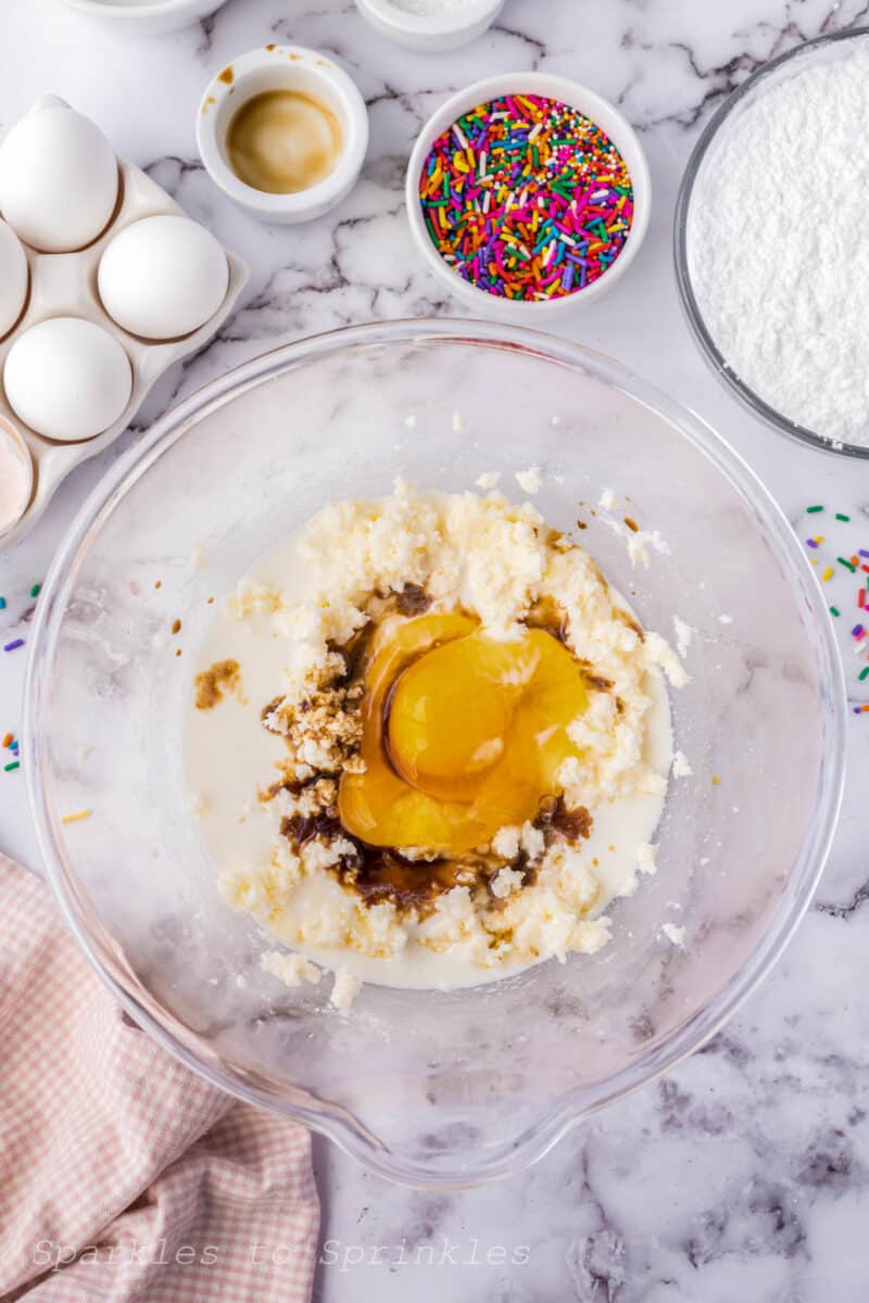 Sprinkle Joy with These Fun and Easy Confetti Cupcakes - Sparkles to ...